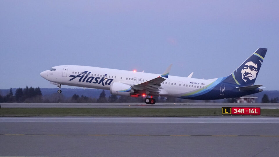 Un avión de Alaska Airlines aterriza de emergencia en EE.UU. tras ...