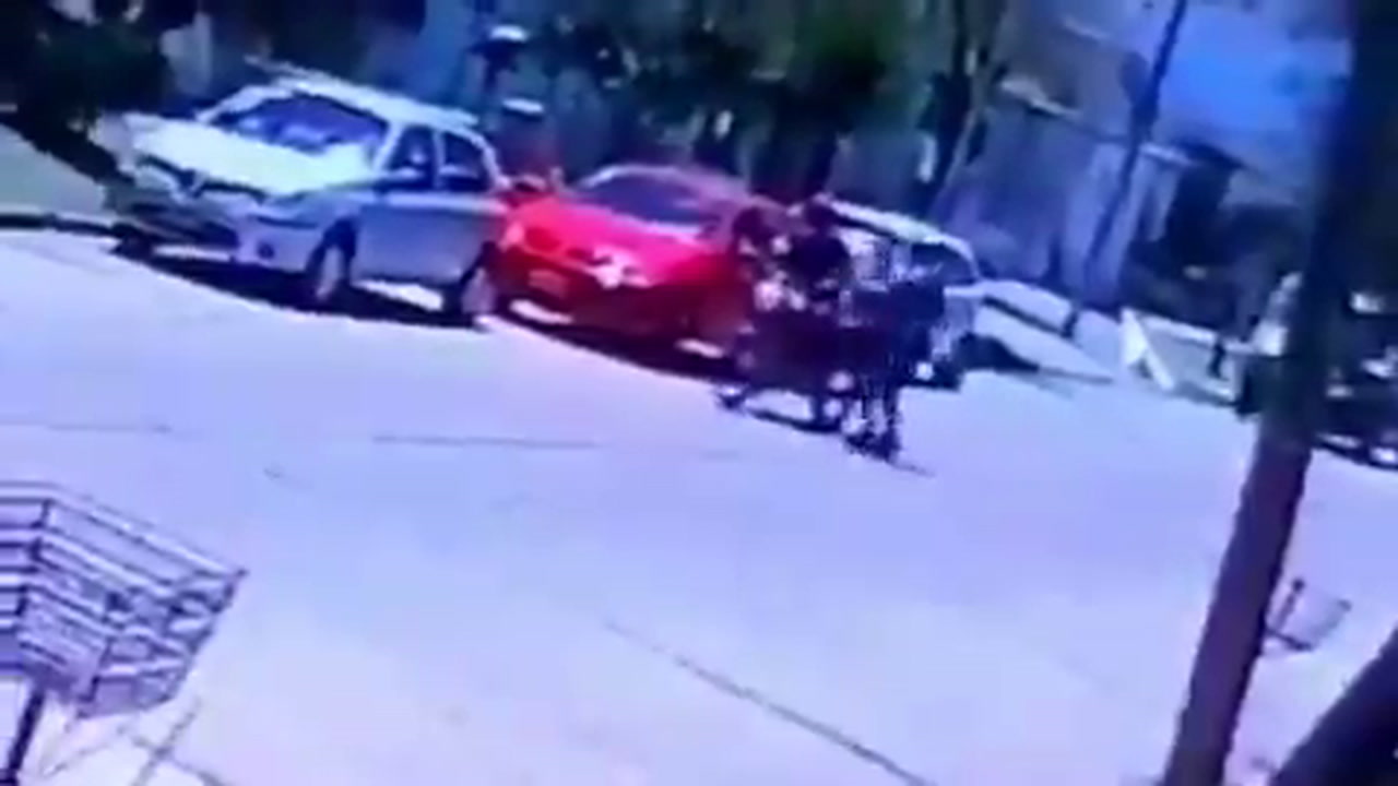 Video Ladrón Con Una Pierna Ortopédica Pierde La Prótesis En Pleno