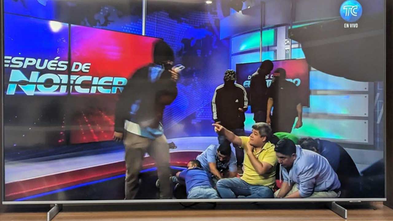 Videos Encapuchados Toman Las Instalaciones De Un Canal De Televisión